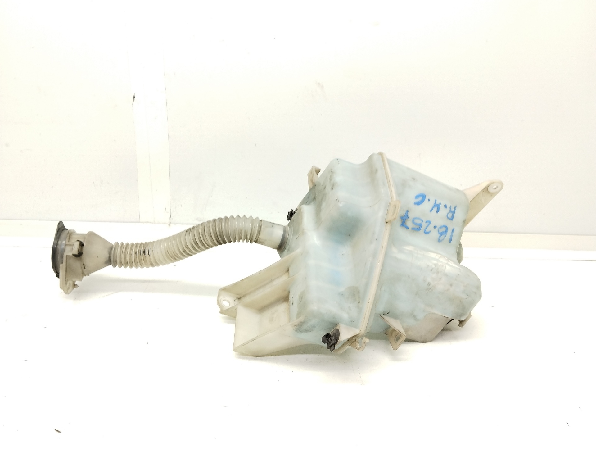 TOYOTA RAV4 2 generation (XA20) (2000-2006) Window Washer Tank ...